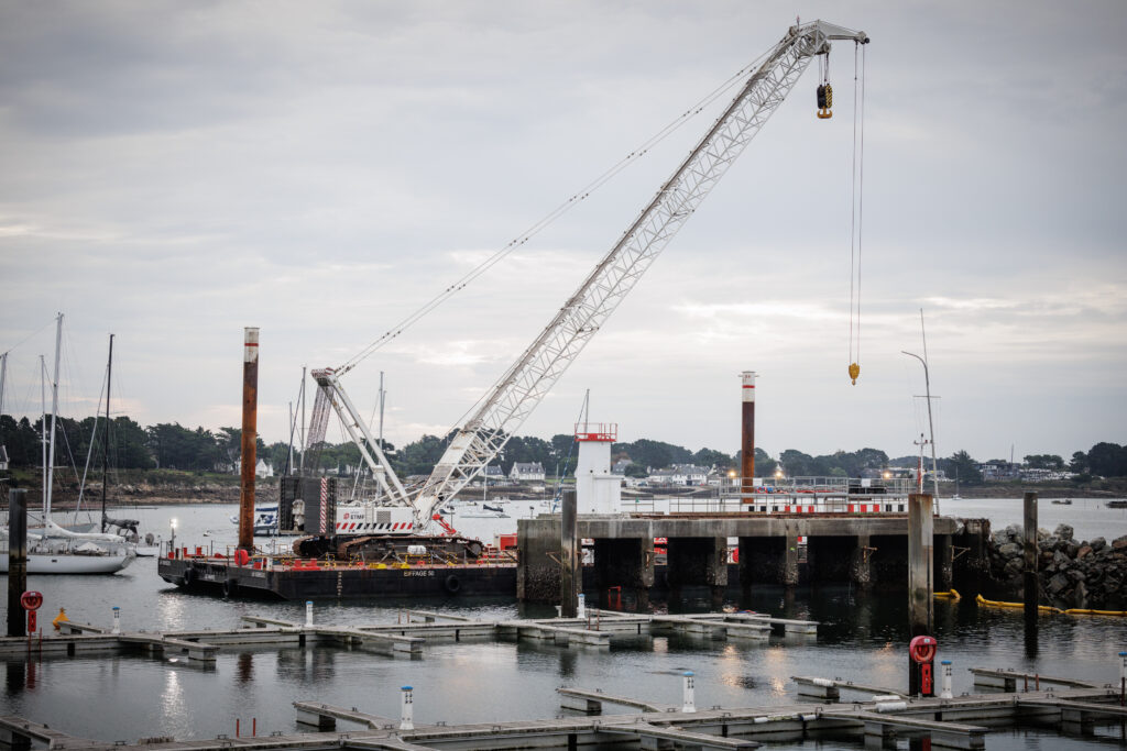La barge Eiffage 50 est arrivée au port - Port de la Trinité-sur-mer