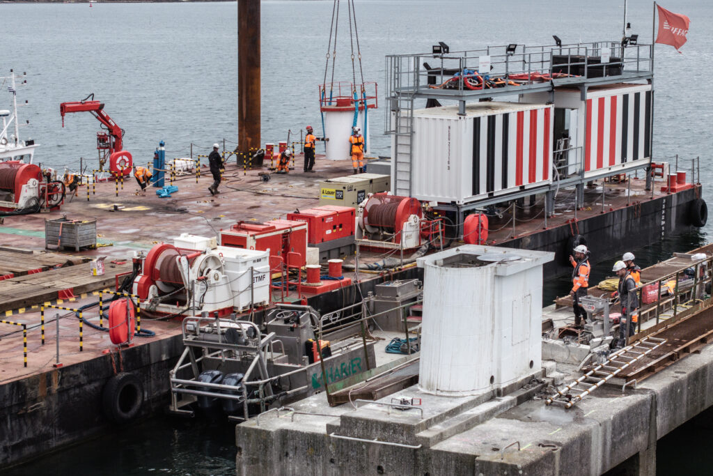 La barge Eiffage 50 est arrivée au port - Port de la Trinité-sur-mer